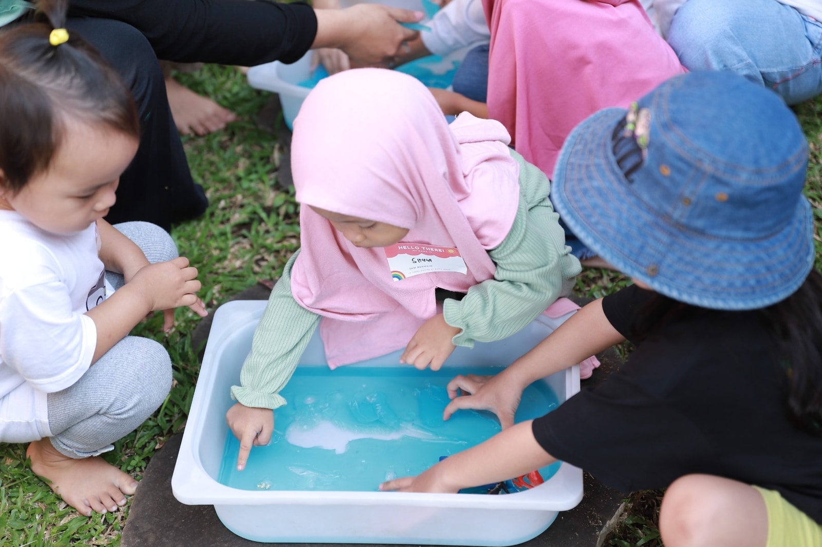 Bermain Sensory Play dengan Agar-Agar untuk Si Kecil!