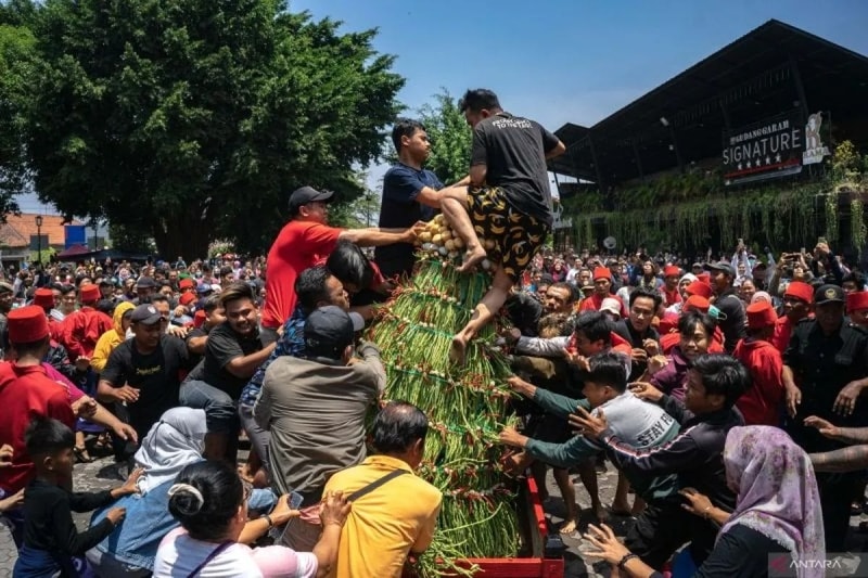 Menilik Sejarah dan Tradisi Grebeg Syawal Keraton Ngayogyakarto...!!!